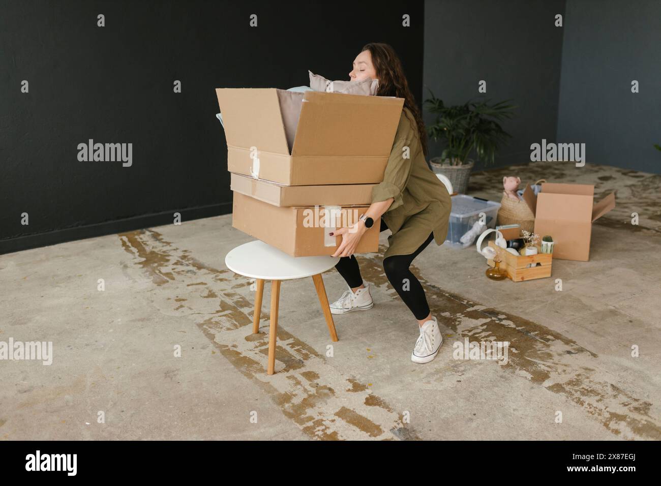 Woman positioning cardboard boxes on table in new home Stock Photo - Alamy Woman positioning cardboard boxes on table in new home Stock Photo - Alamy
