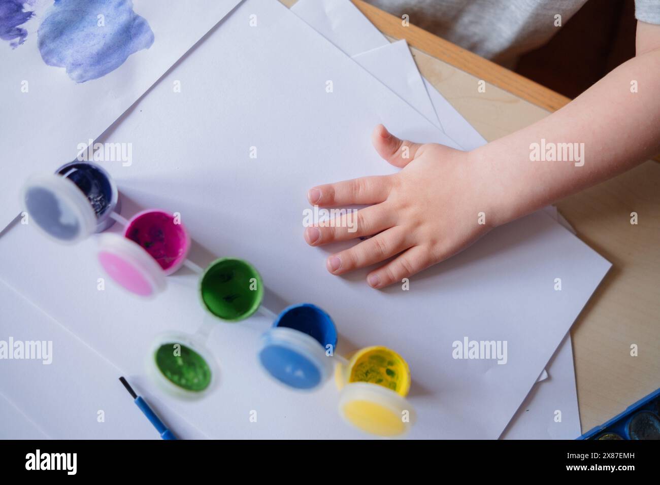 Activity home children paint hi-res stock photography and images - Alamy