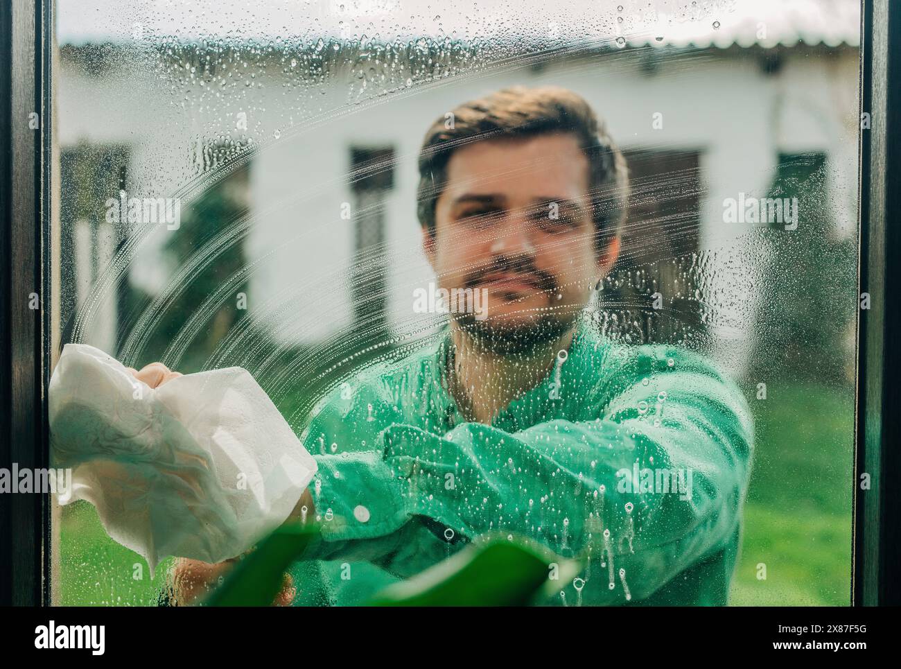 Man cleaning glass window hi-res stock photography and images - Alamy