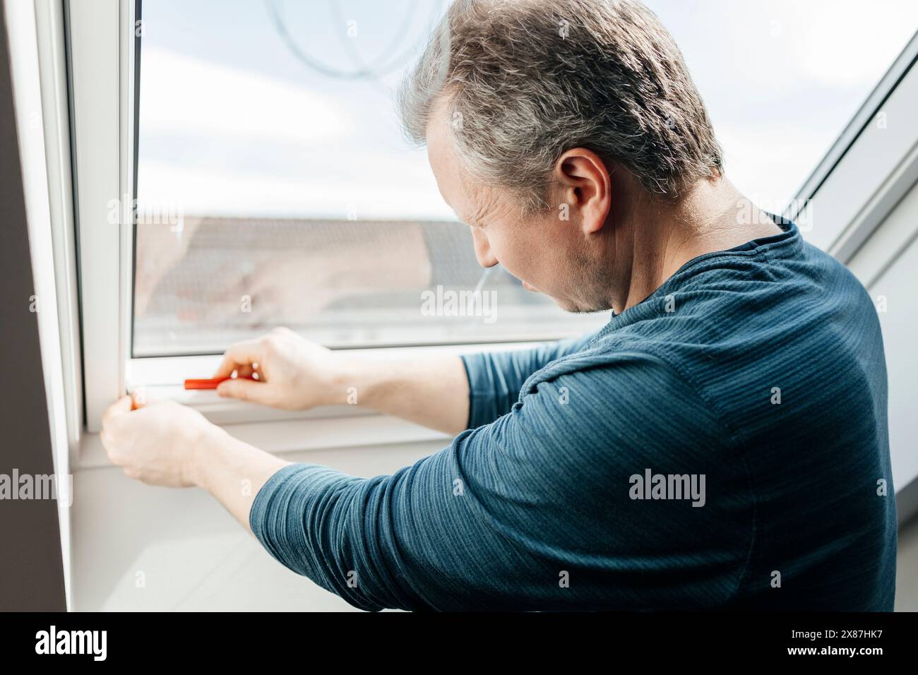 Installing device hi-res stock photography and images - Alamy
