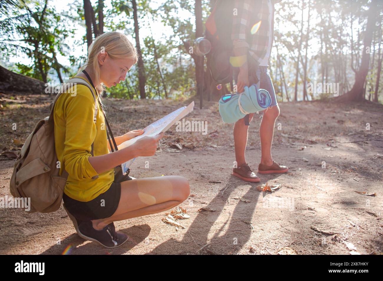 Paper map reading hi-res stock photography and images - Alamy