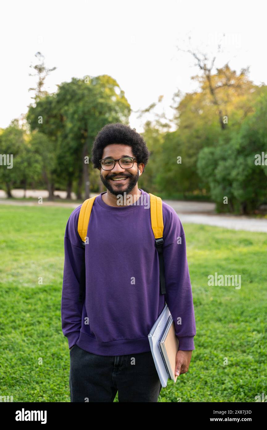 Student books in park hi-res stock photography and images - Alamy