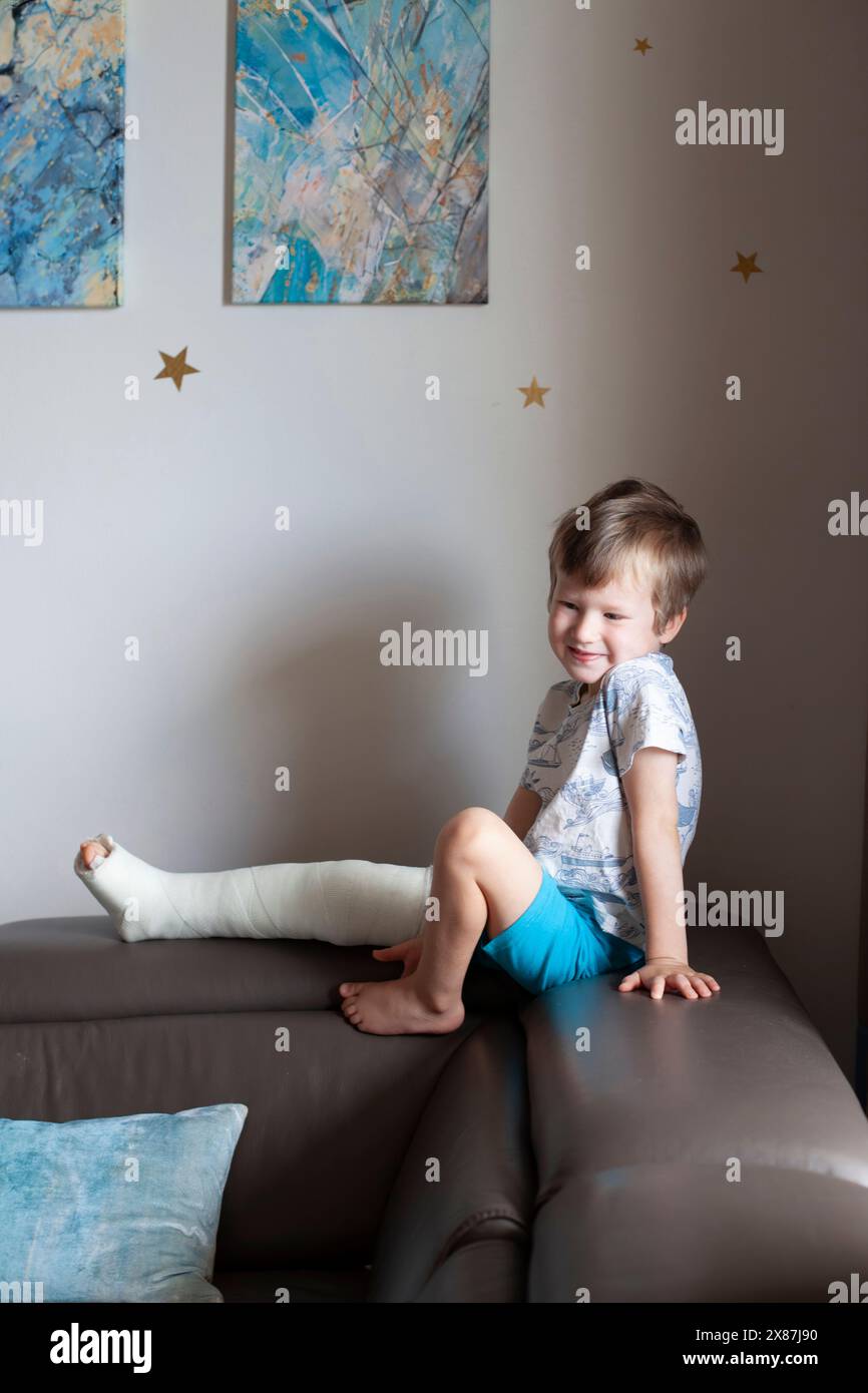 Broken leg boy hi-res stock photography and images - Alamy