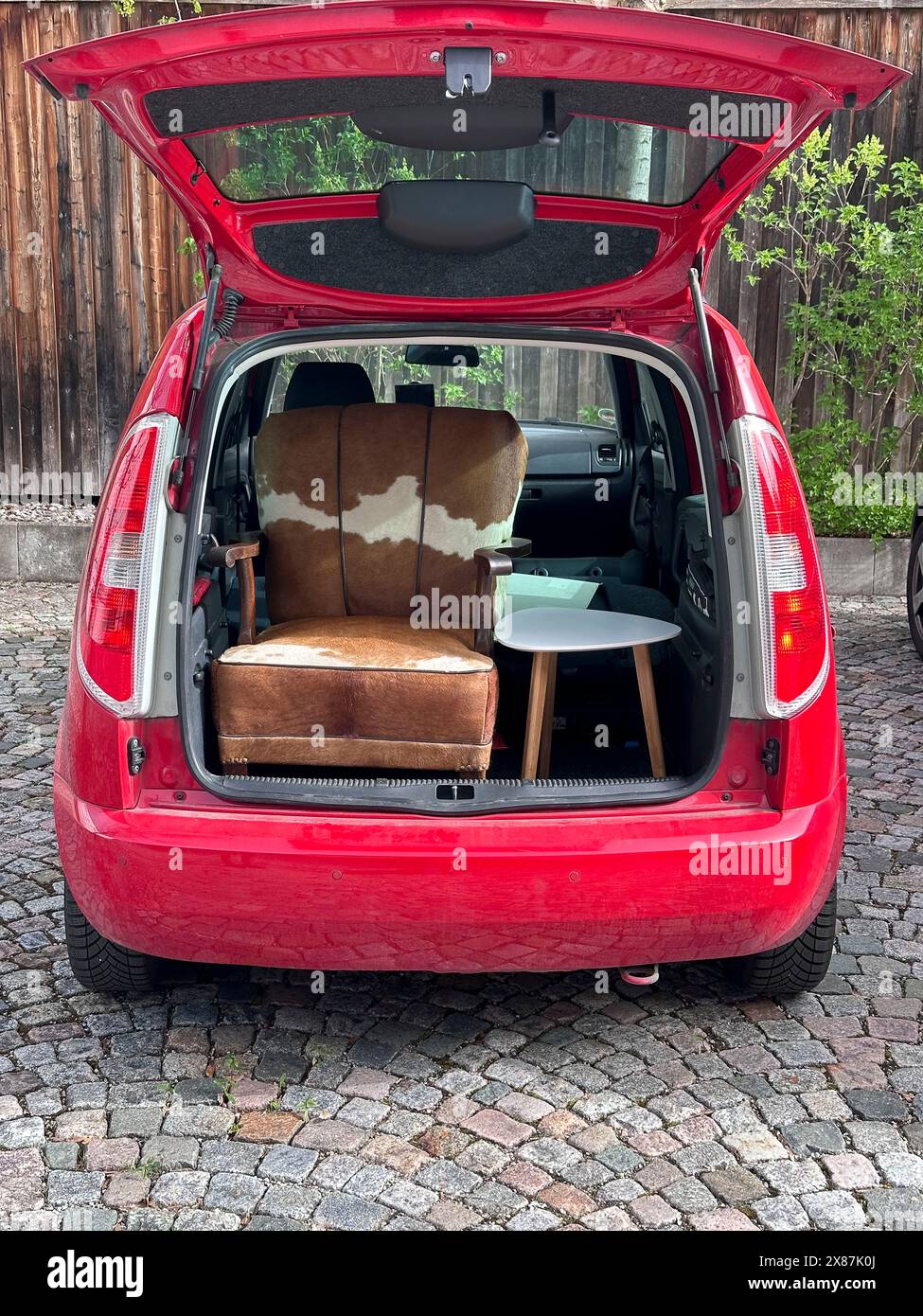 Open trunk car outdoors hi-res stock photography and images - Alamy