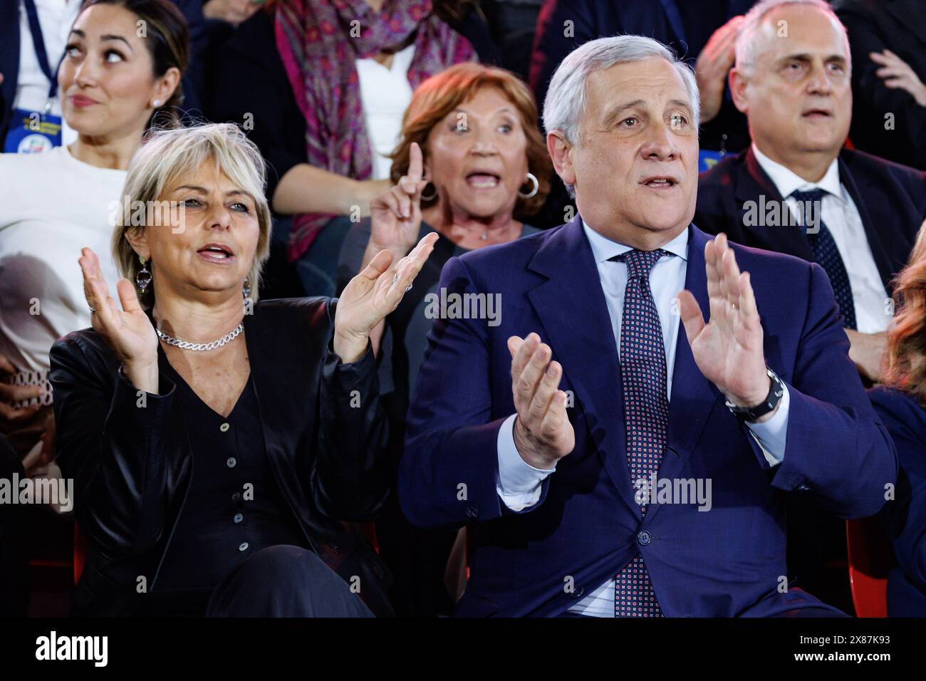 Il segretario di Forza Italia Antonio Tajani con la moglie Brunella ...