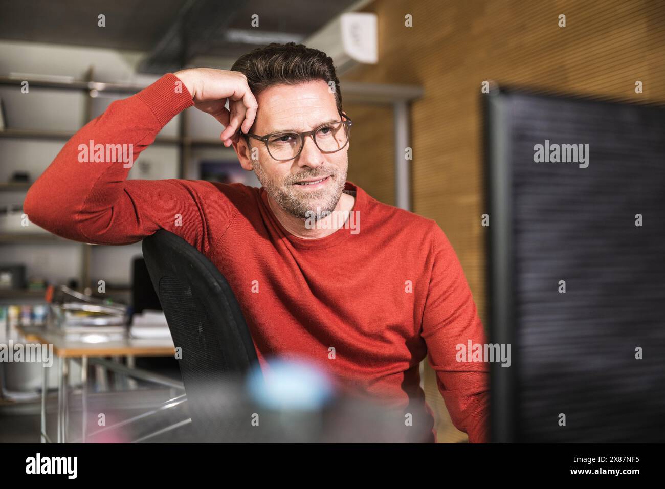 Men looking at computer screen hi-res stock photography and images - Alamy