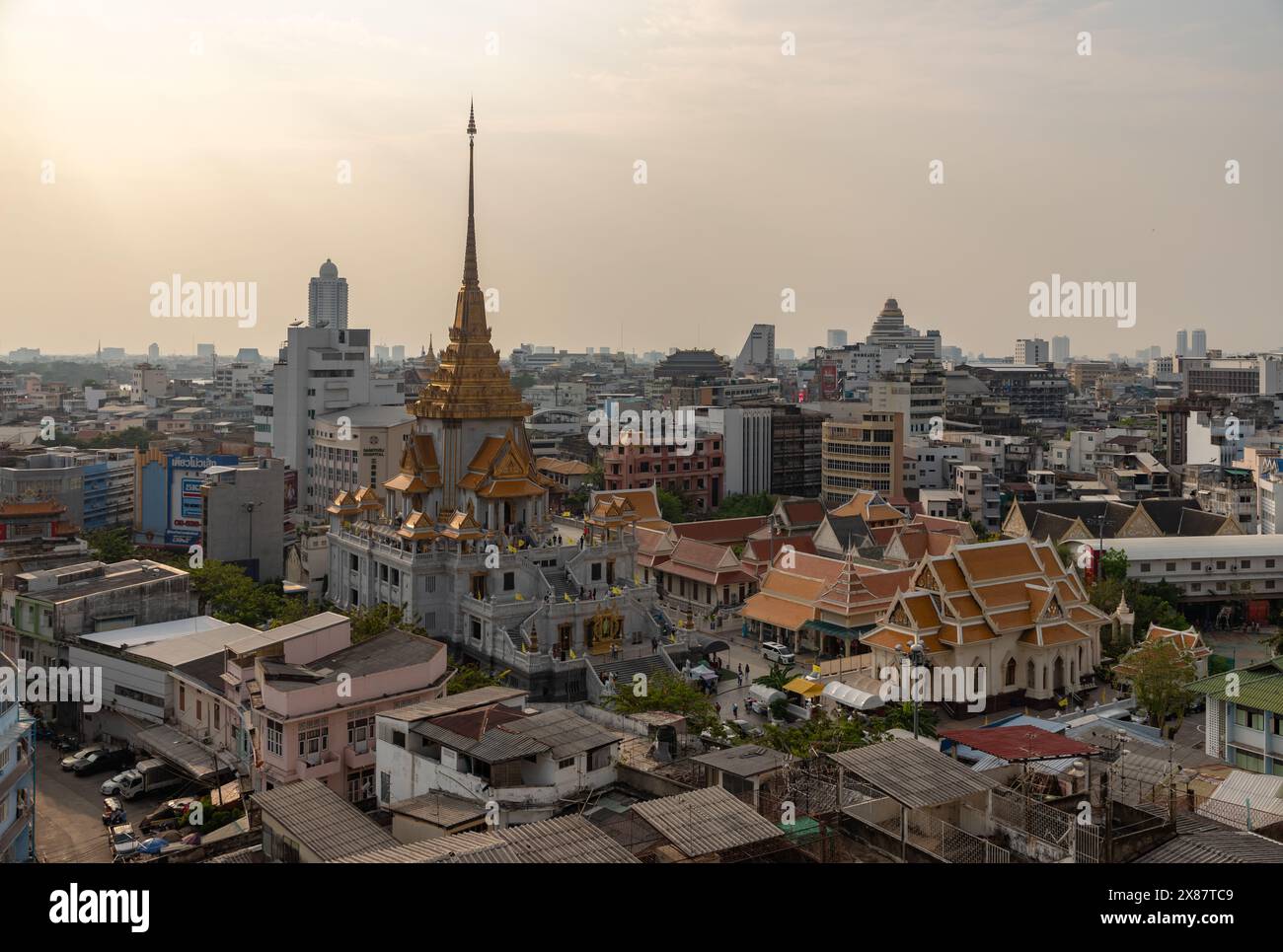 A pictureof the Wat Traimit Withayaram Worawihan Temple, known for its ...