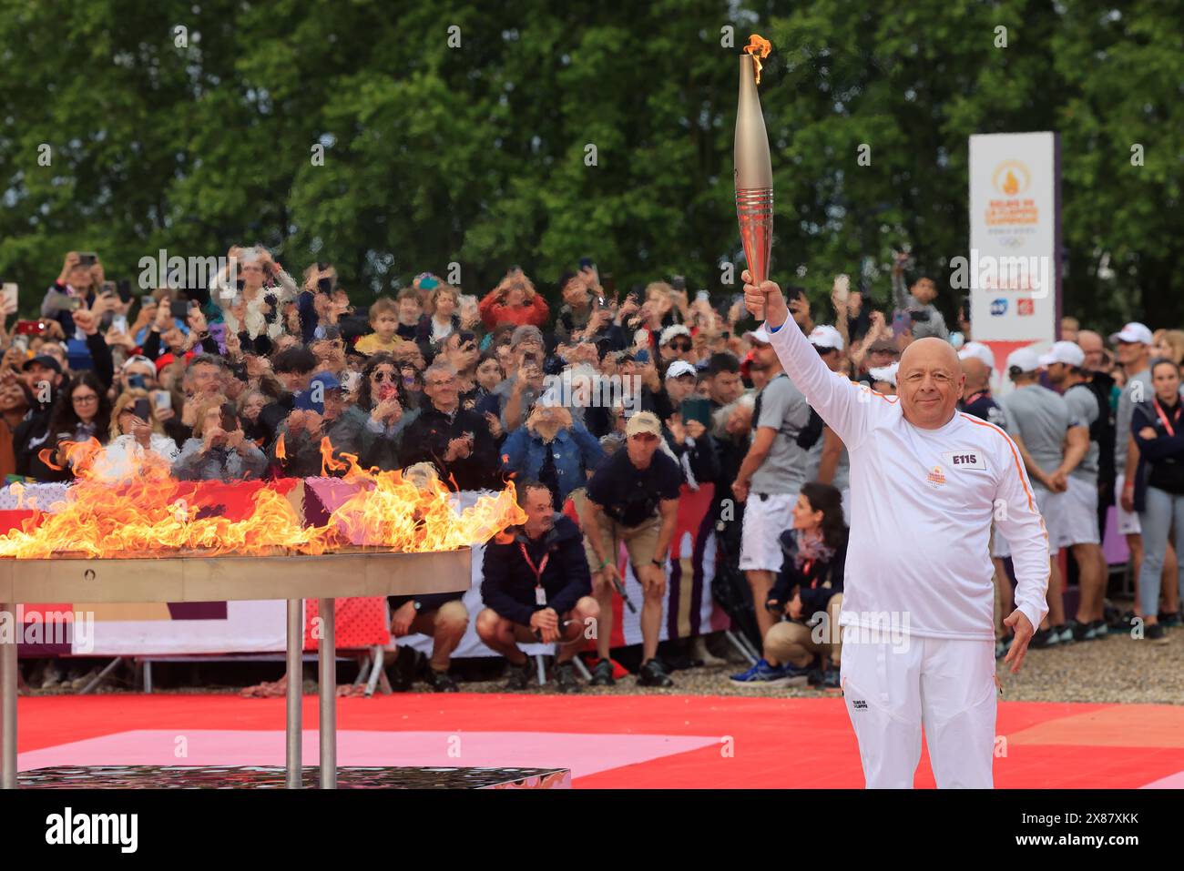 Bearer of the olympic flame hi-res stock photography and images - Alamy