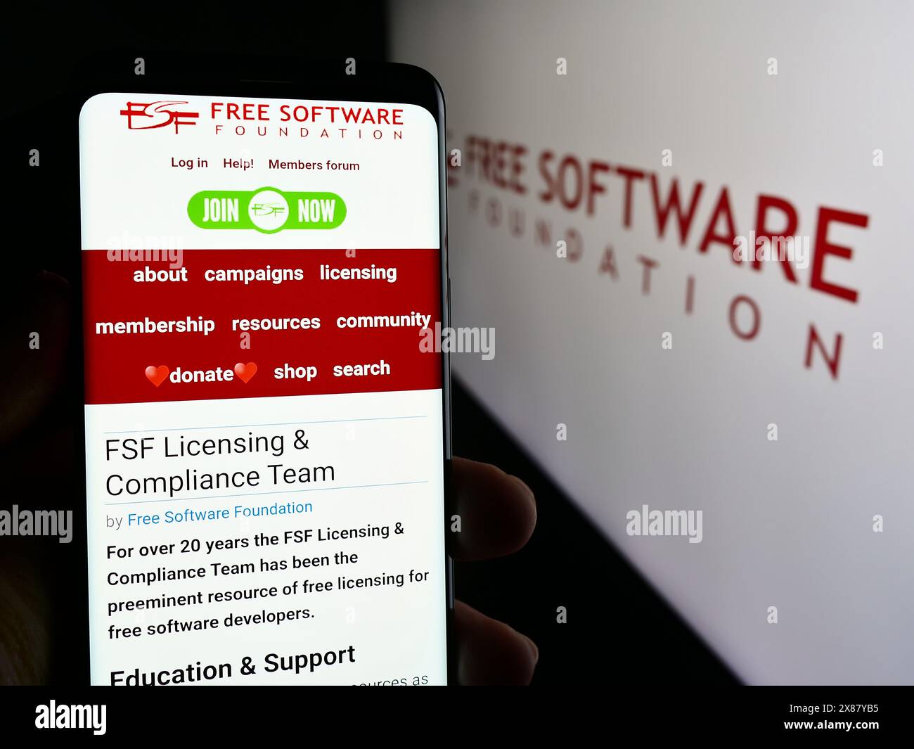 Person holding cellphone with webpage of US organisation Free Software ...