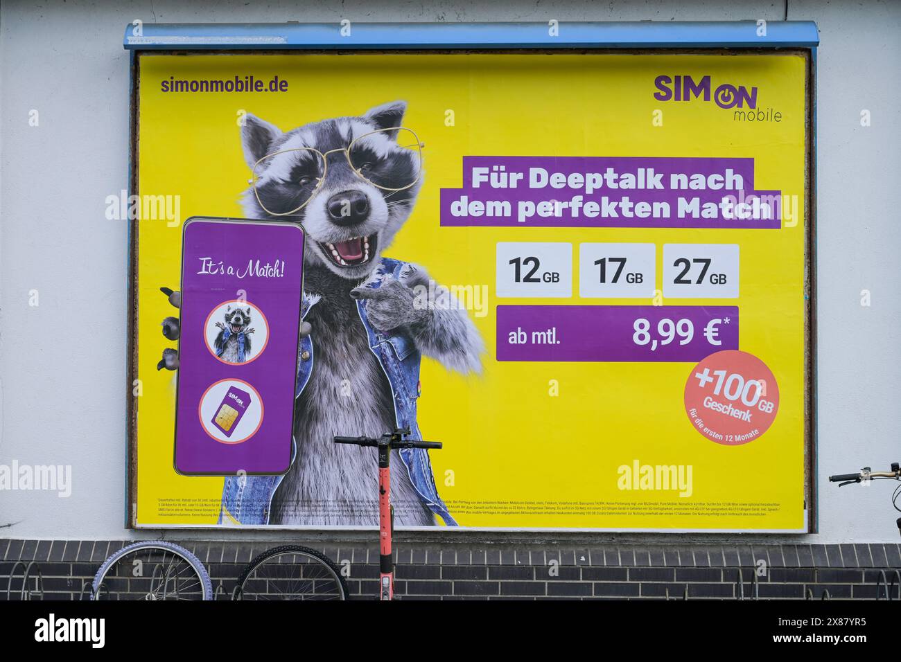 Werbeplakat SIMON Mobile, Berlin, Deutschland Stock Photo - Alamy