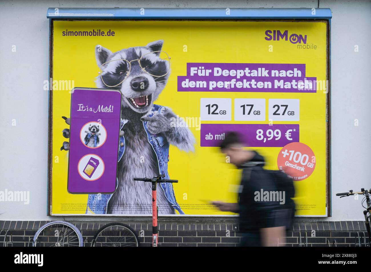 Werbeplakat SIMON Mobile, Berlin, Deutschland Stock Photo - Alamy