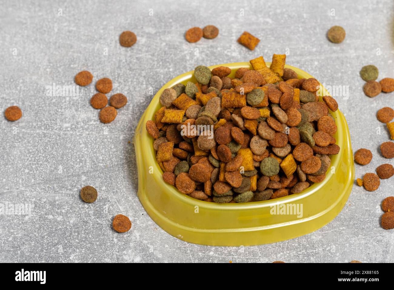 Full bowl cat food hi-res stock photography and images - Alamy