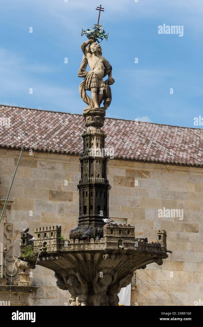 Largo do Paco, the Chafariz dos Castelos (fountain) and the statue of ...
