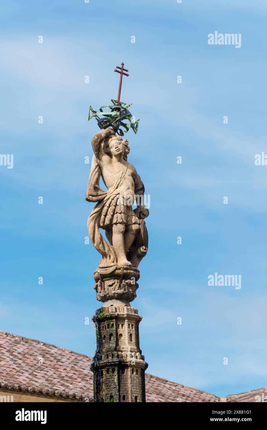 Largo do Paco, the Chafariz dos Castelos (fountain) and the statue of ...