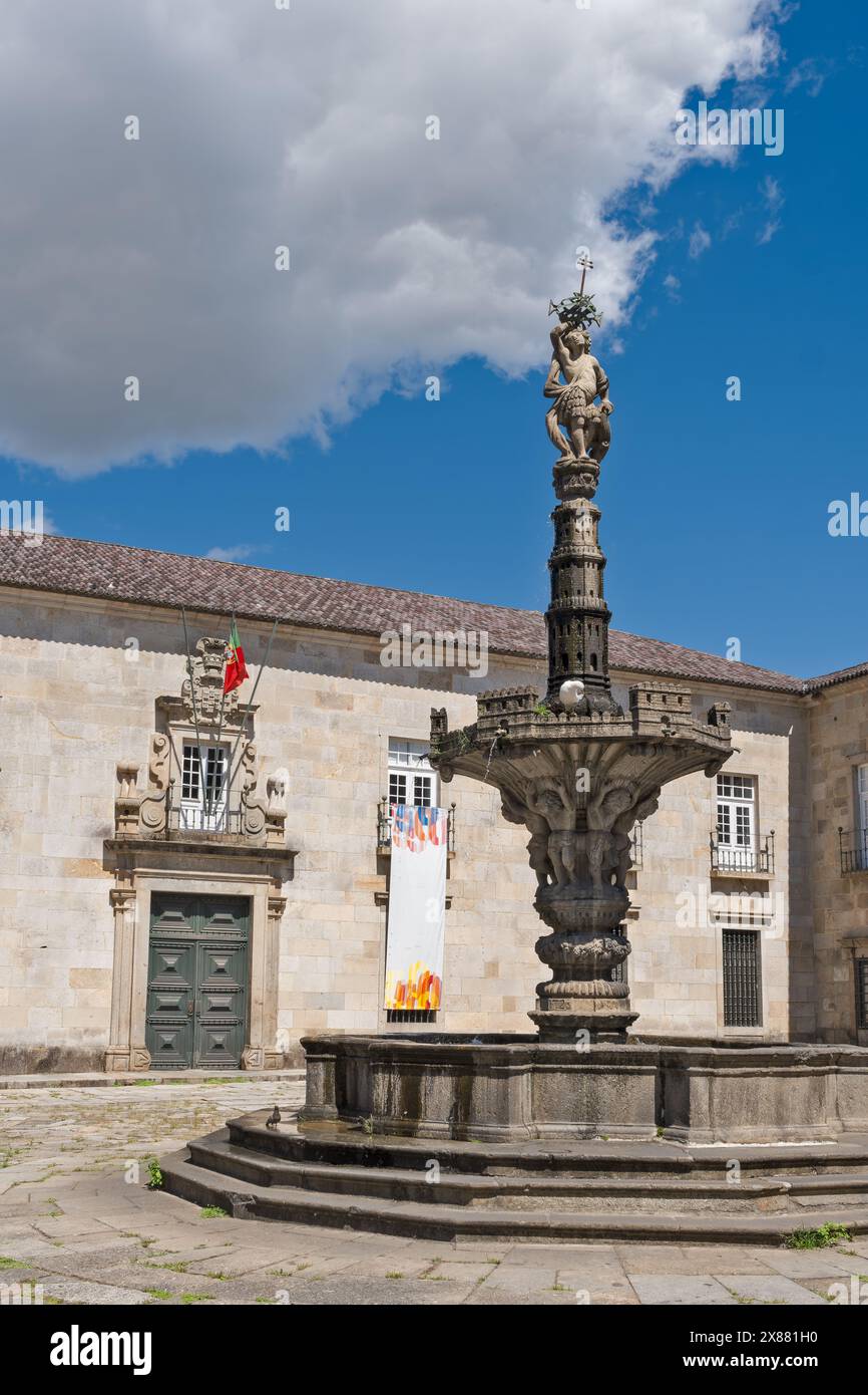 Largo do Paco, Archiepiscopal palace court with the Chafariz dos ...