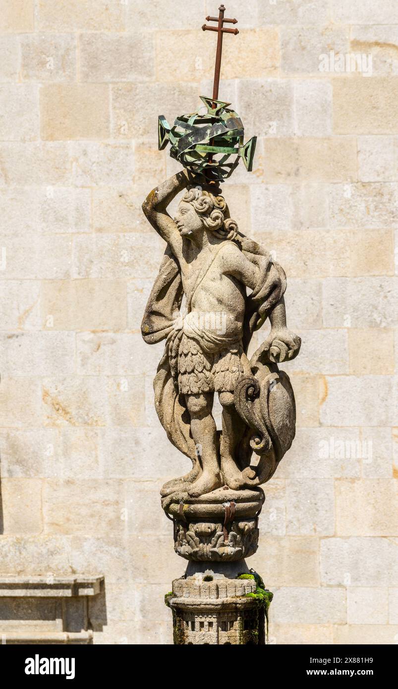 Largo do Paco, the Chafariz dos Castelos (fountain) and the statue of ...