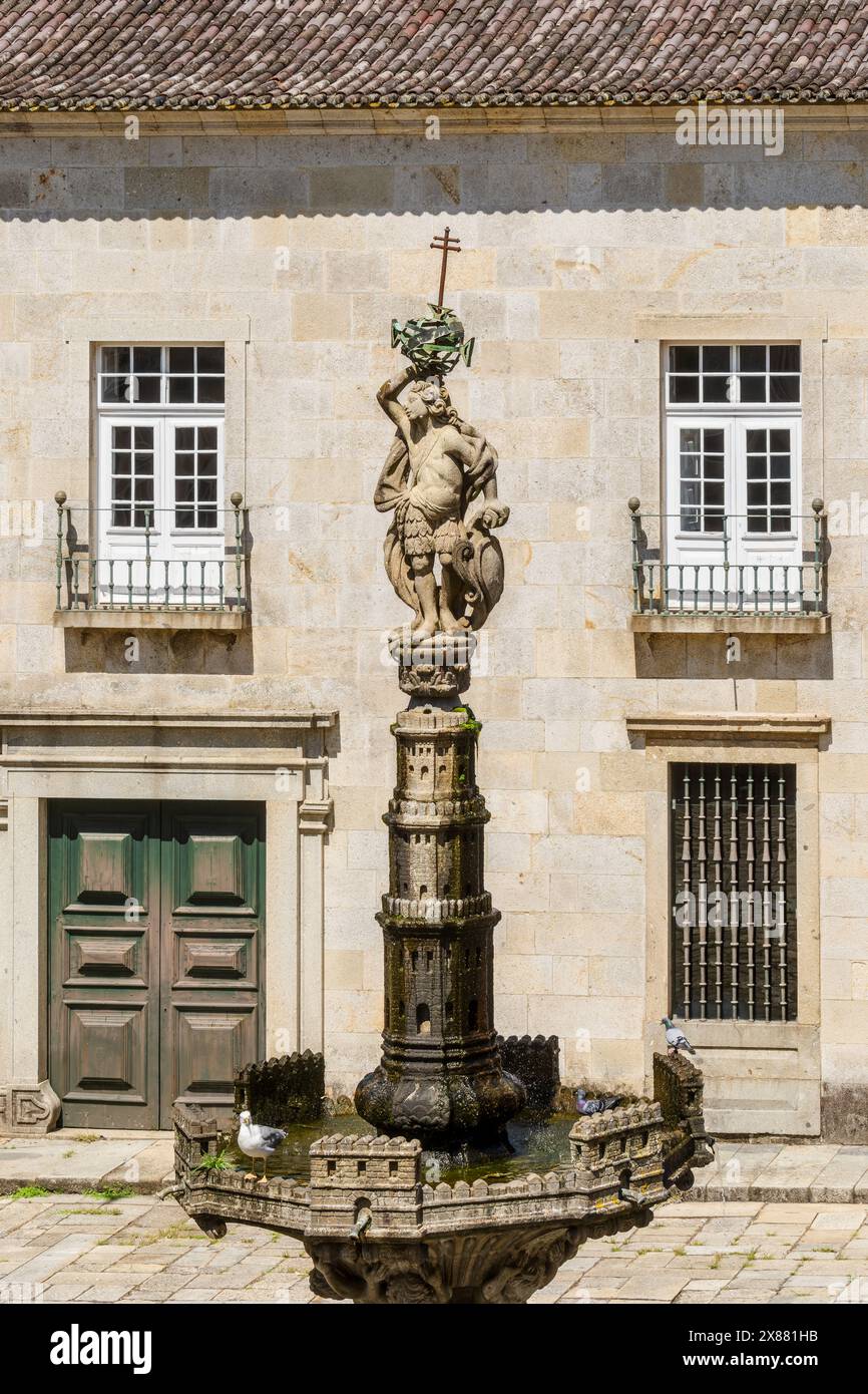 Largo do Paco, the Chafariz dos Castelos (fountain) and the statue of ...