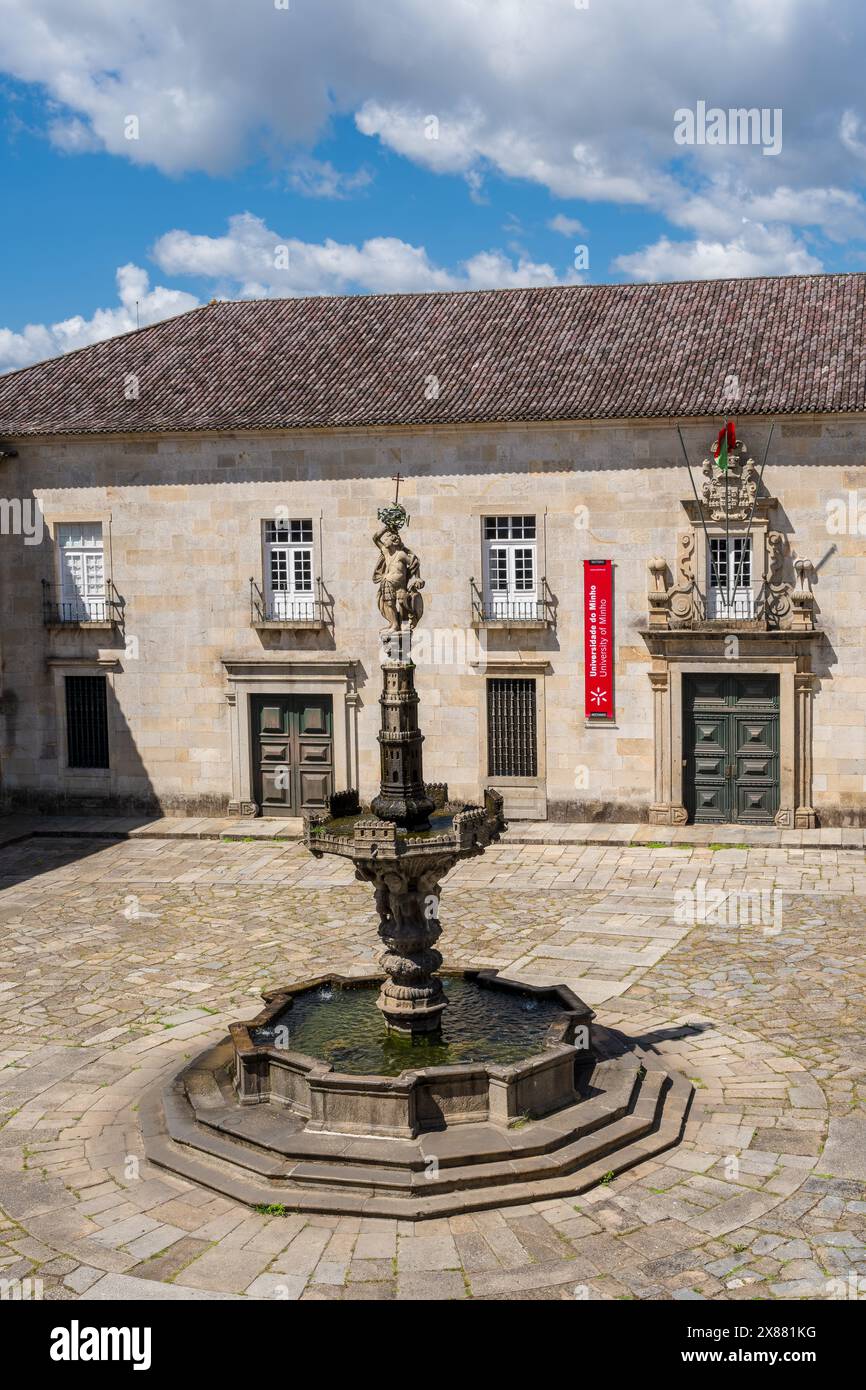 Largo do Paco, Archiepiscopal palace court with the Chafariz dos ...