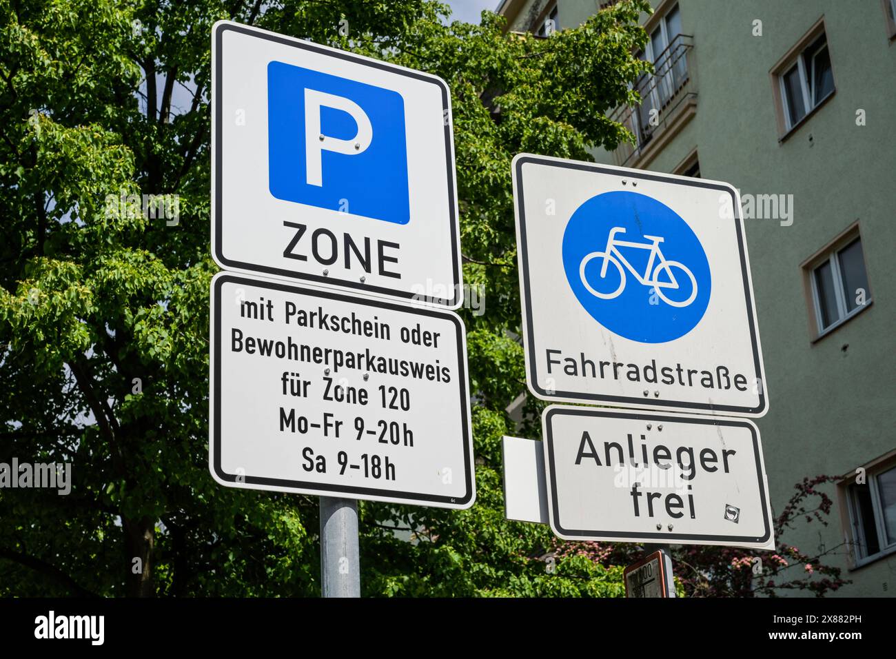 Schild Anwohner Parkzone, Berlin, Deutschland *** Residents parking ...