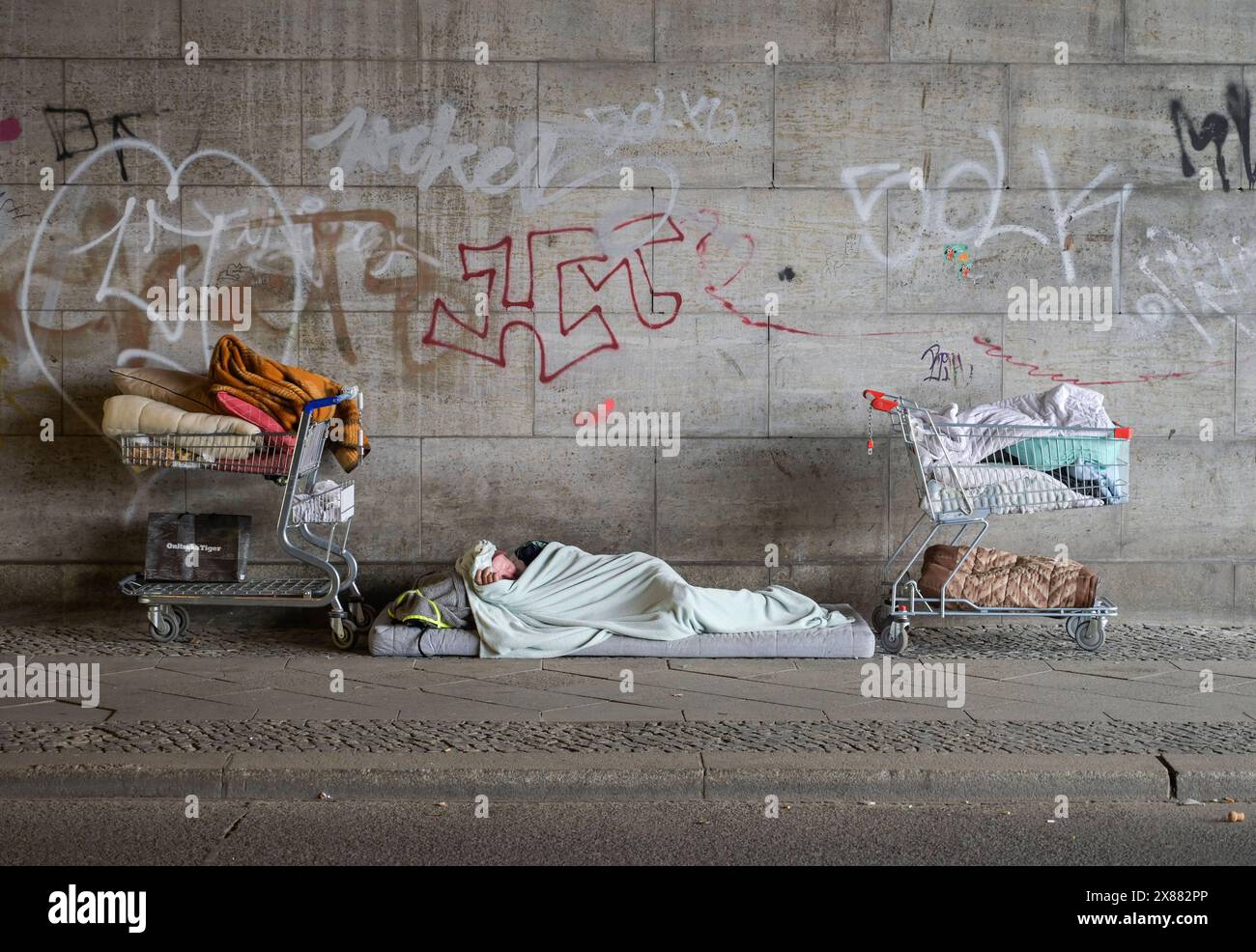 Obdachlose am Bahnhof Zoo, Hertzallee, Charlottenburg, Berlin ...