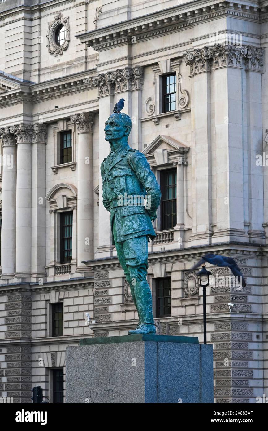 Pigeon on Life-size bronze statue of Jan Smuts by Jacob Epstein ...