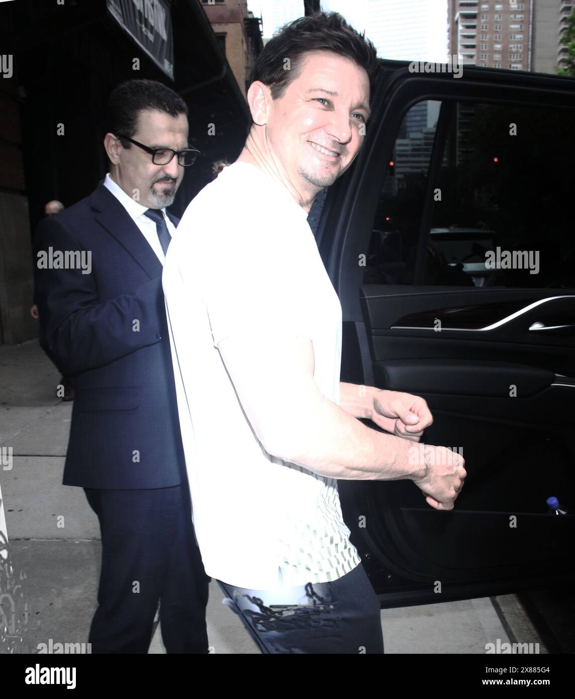 May 23, 2024 Jeremy Renner leaving to The Kelly Clarkson show to talk ...
