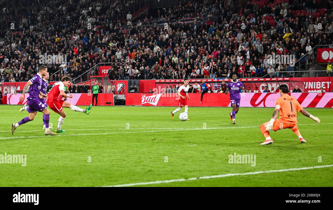 UTRECHT - Sam Lammers of FC Utrecht scores the 2-1 during the semi ...