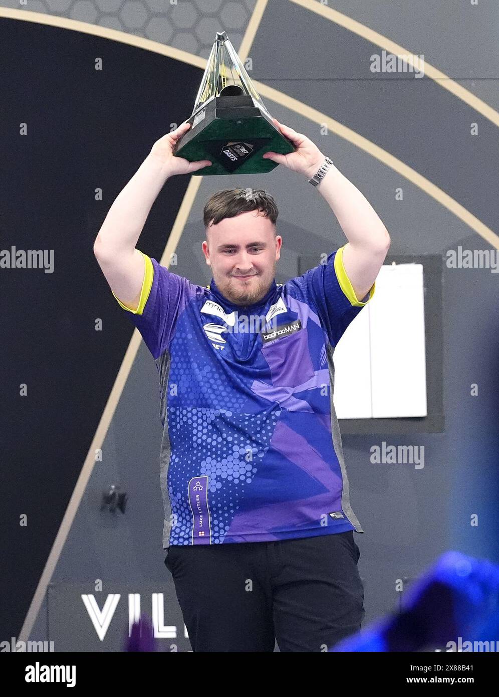 Luke littler premier league trophy hi-res stock photography and images ...