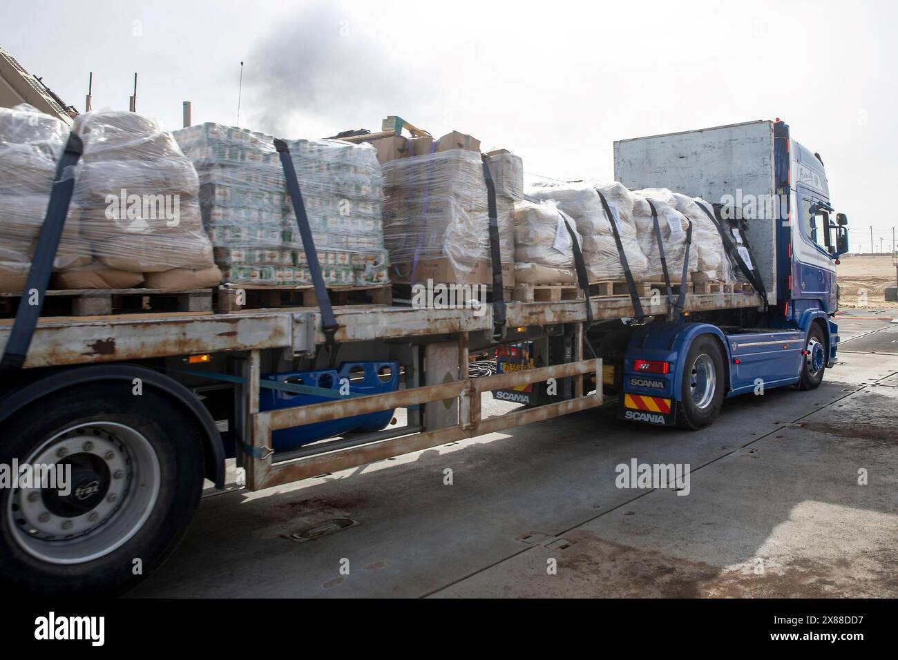 Mediterranean Sea, Israel. 19 May, 2024. Trucks loaded with ...