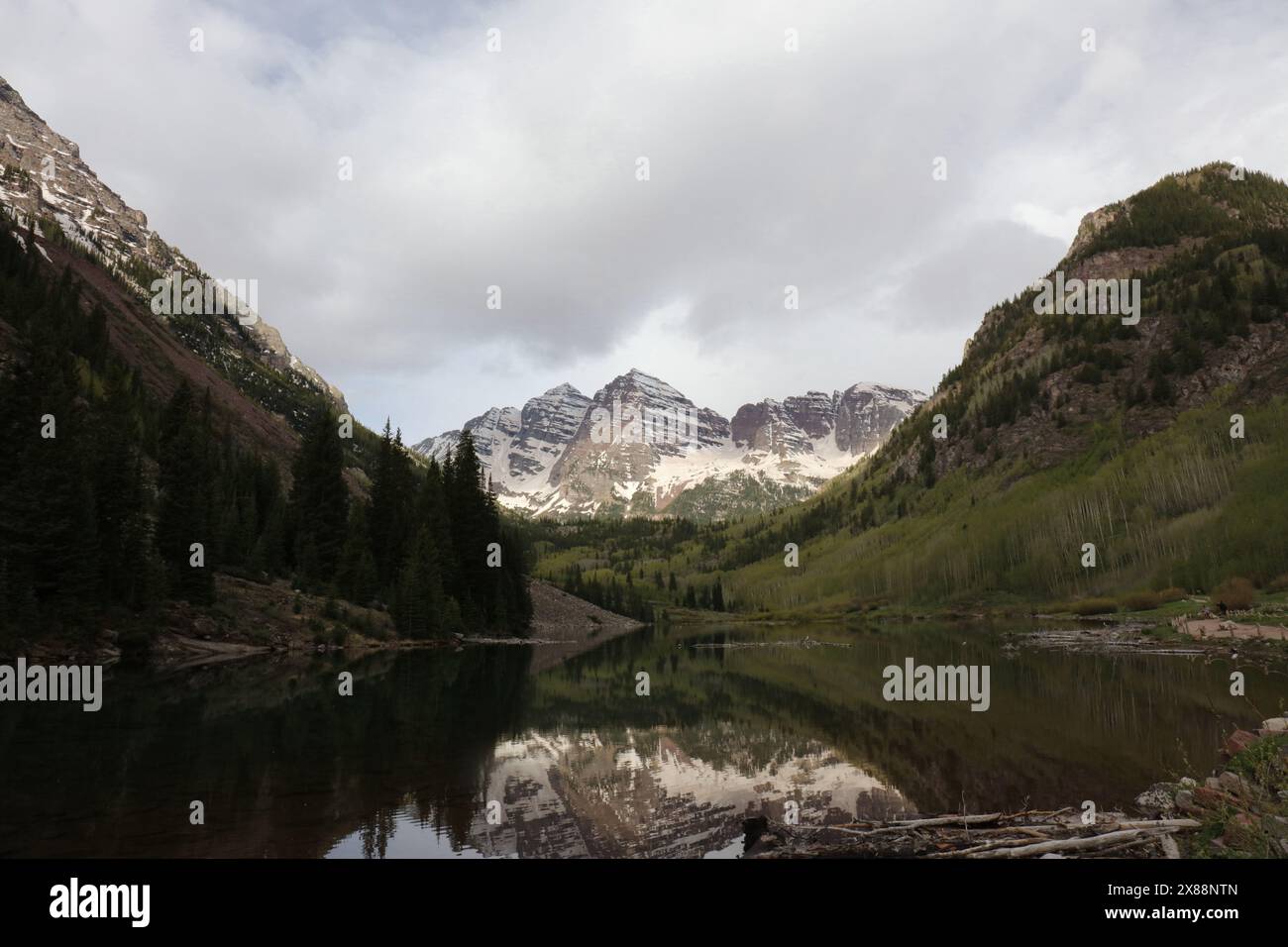Maroon Lake nestled between the Elk Mountains, in the summer, in Maroon ...