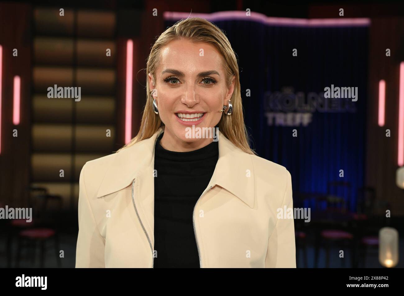 Sportmoderatorin Anna Kraft zu Gast in der WDR Talkshow Kölner Treff ...