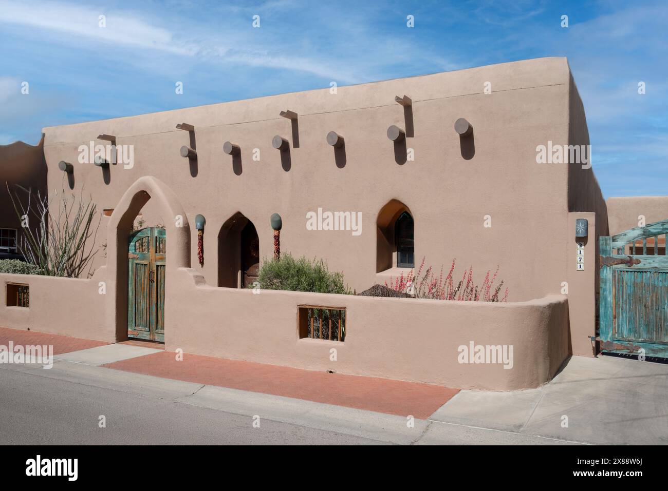 Pueblo revival architecture hi-res stock photography and images - Alamy