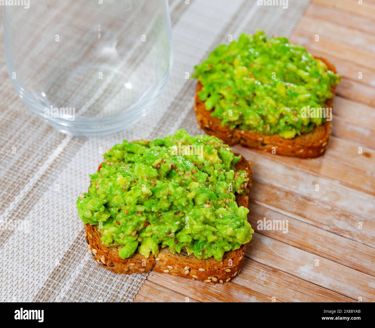 Toast with guacamole served on platter Stock Photo - Alamy