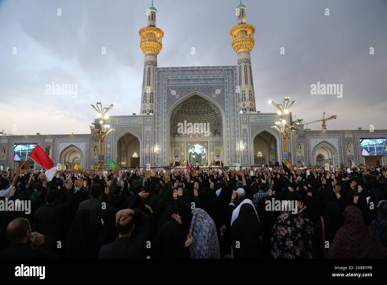 (240523) -- MASHHAD (IRAN), May 23, 2024 (Xinhua) -- People mourn Iran ...
