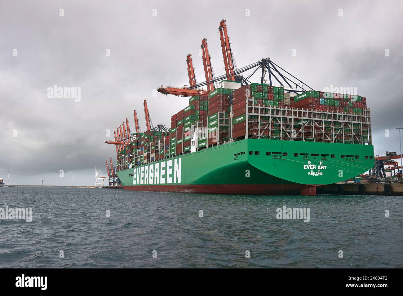 Loading containers on a huge cargo ship Stock Photo - Alamy
