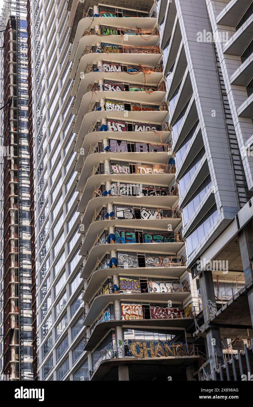 Graffiti covered la skyscraper hi-res stock photography and images - Alamy