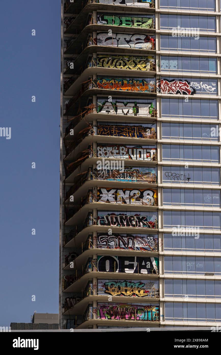 Graffiti covered la skyscraper hi-res stock photography and images - Alamy