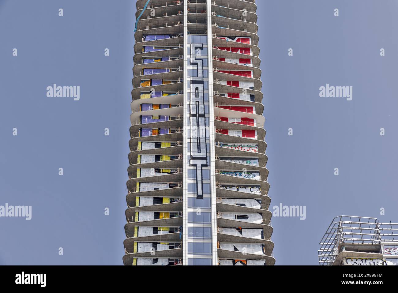 Graffiti covered la skyscraper hi-res stock photography and images - Alamy