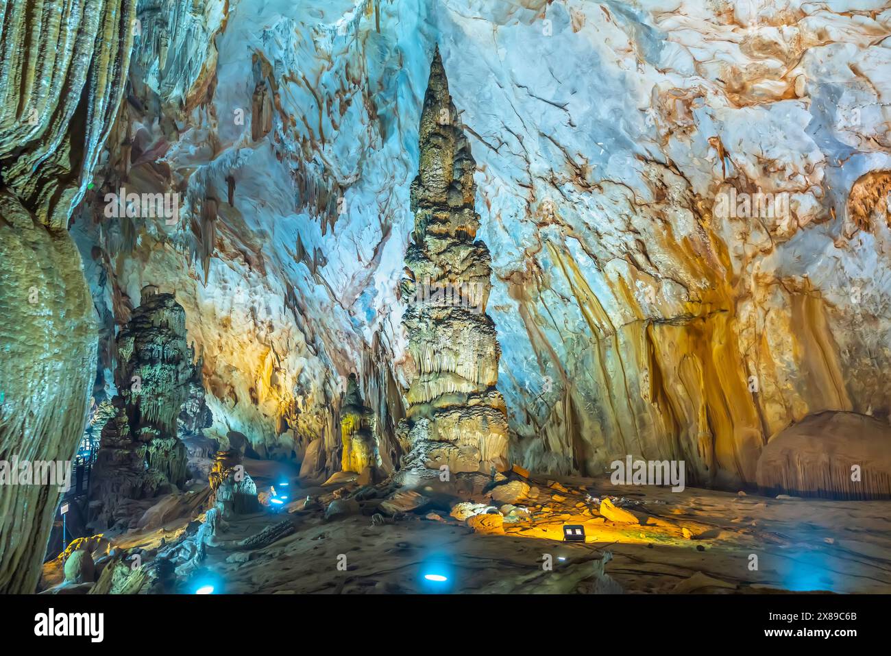 Beautiful Paradise Cave with stalactites and stalagmites in Phong Nha ...
