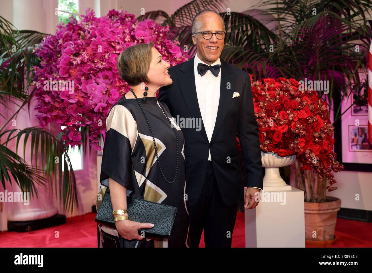 Journalist Lester Holt right, and Carol Hagen-Holt arrive to attend a ...