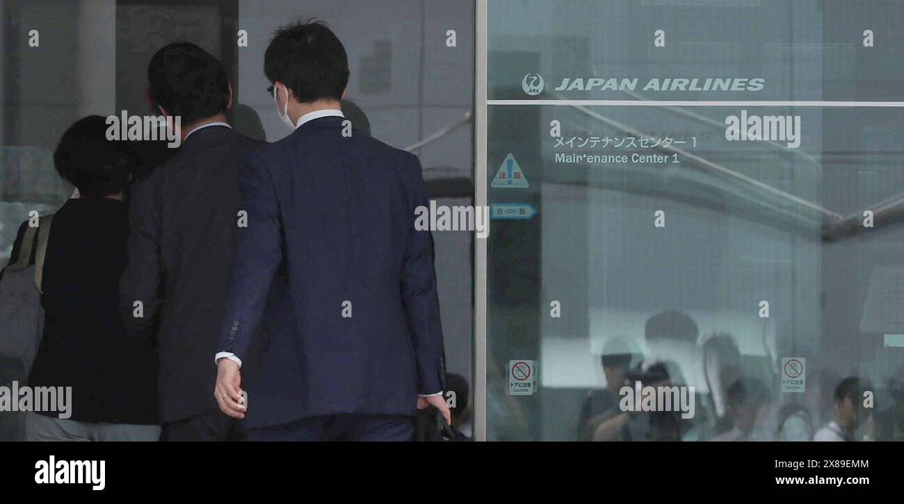 Staffs of the Ministry of Land, Infrastructure, Transport and Tourism come into a facility of ...