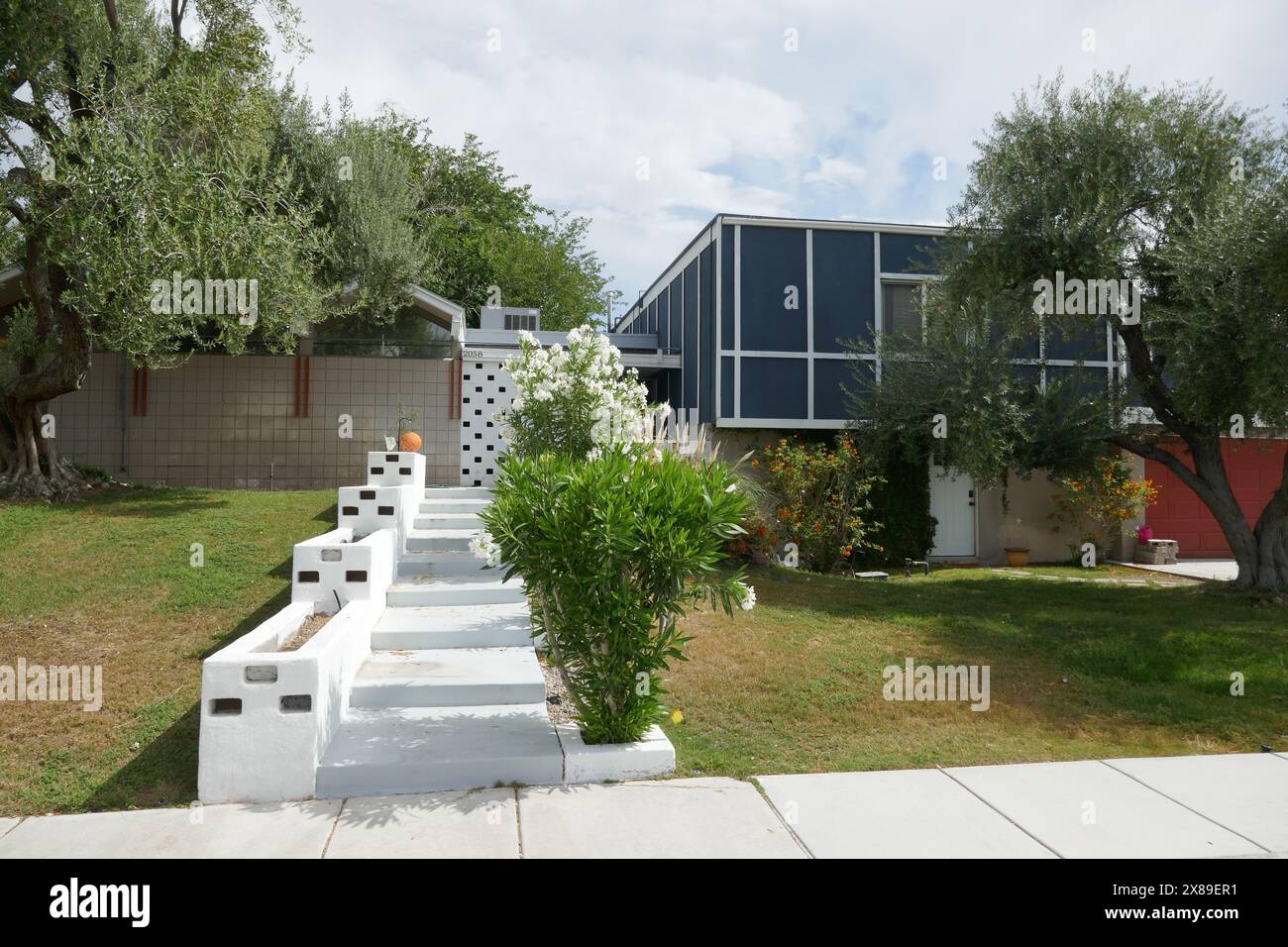 Las Vegas, Nevada, USA 14th May 2024 Actress/Entertainer Debbie Reynolds and Professional Boxer ...