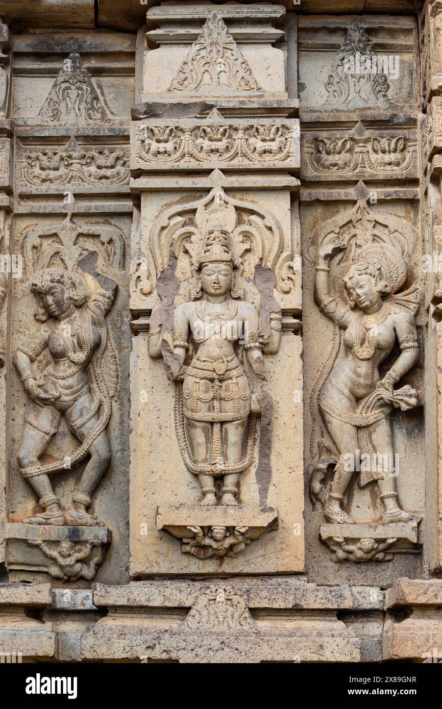 Carvings of Lord Vishnu and Dancing Women's on the Kedareshwar Temple ...