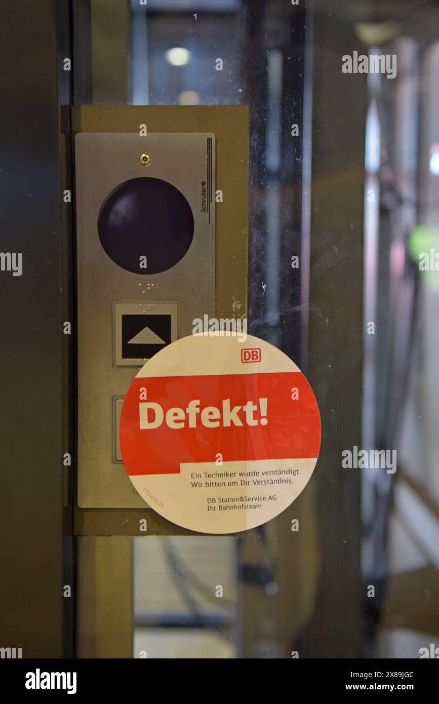 A Defekt out of order sticker notice on a lift at Berlin Gesundbrunnen ...