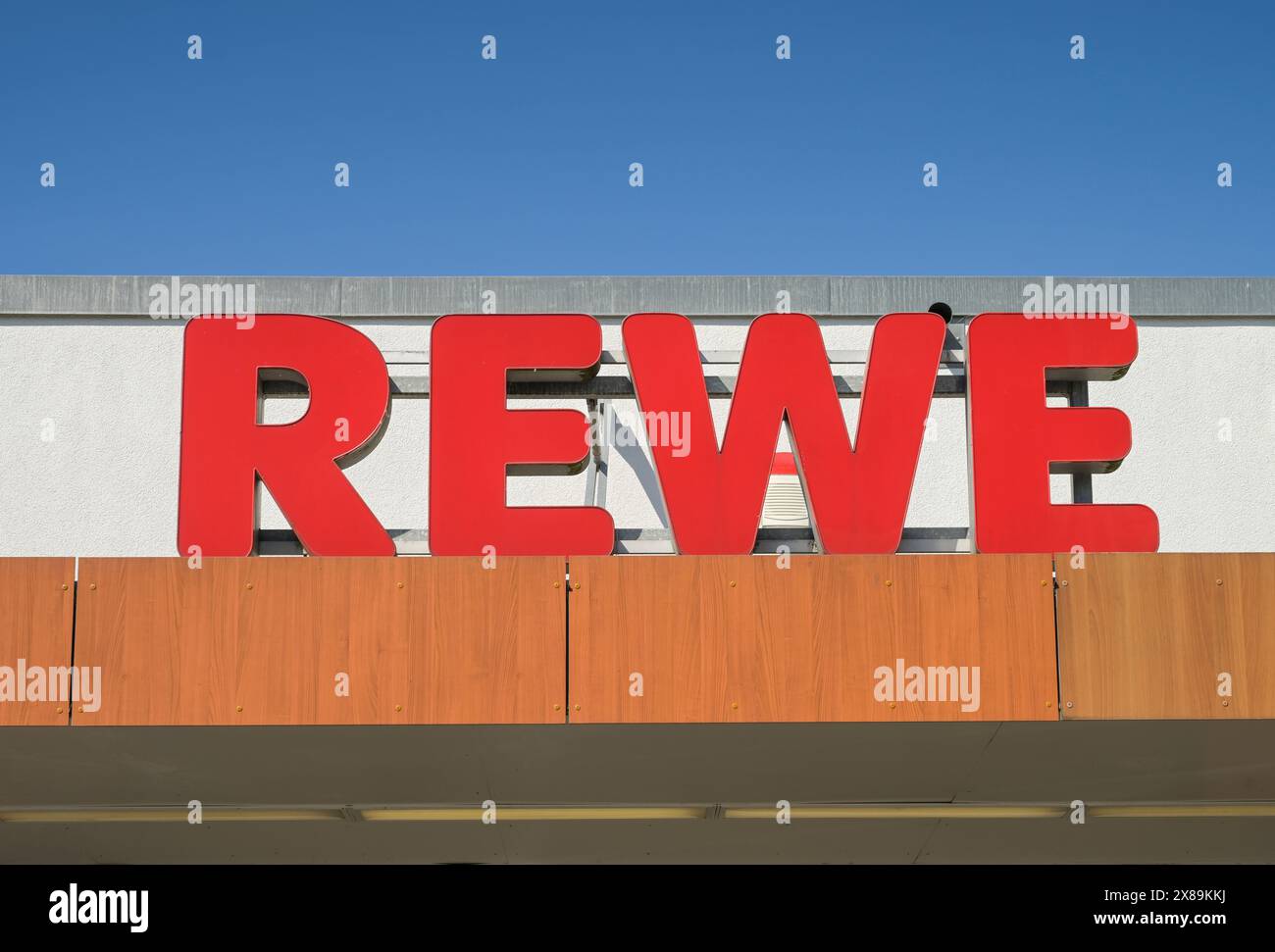 Rewe Logo, Berlin, Deutschland Stock Photo - Alamy