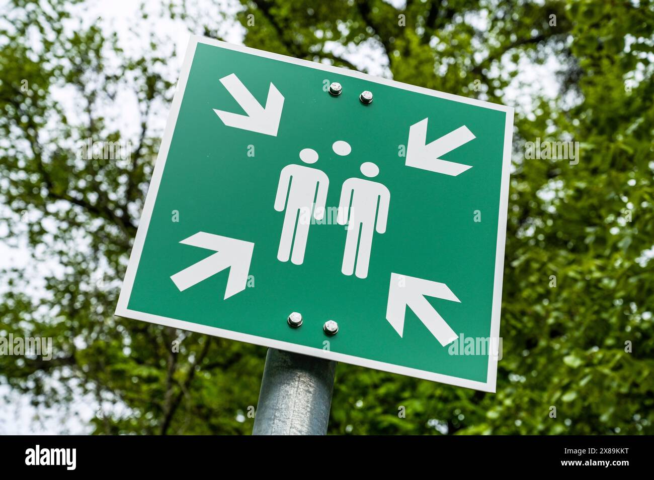 Rettungszeichen, Schild, Treffpunkt, Sammelplatz, Berlin, Deutschland Stock Photo - Alamy