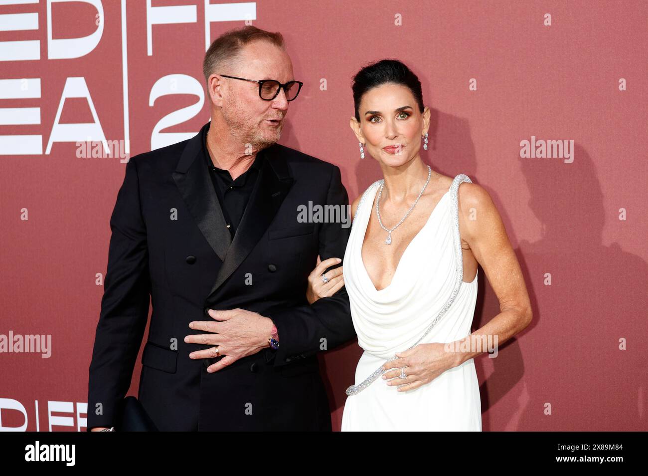 Kevin Robert Frost und Demi Moore bei der 30. amfAR Gala Cannes im ...