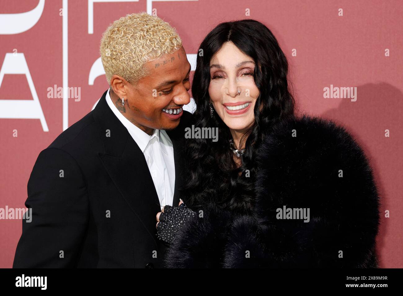Cher mit Freund Alexander Edwards bei der 30. amfAR Gala Cannes im ...