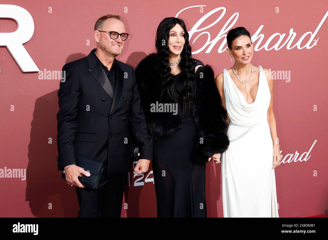 Kevin Robert Frost, Cher und Demi Moore bei der 30. amfAR Gala Cannes ...