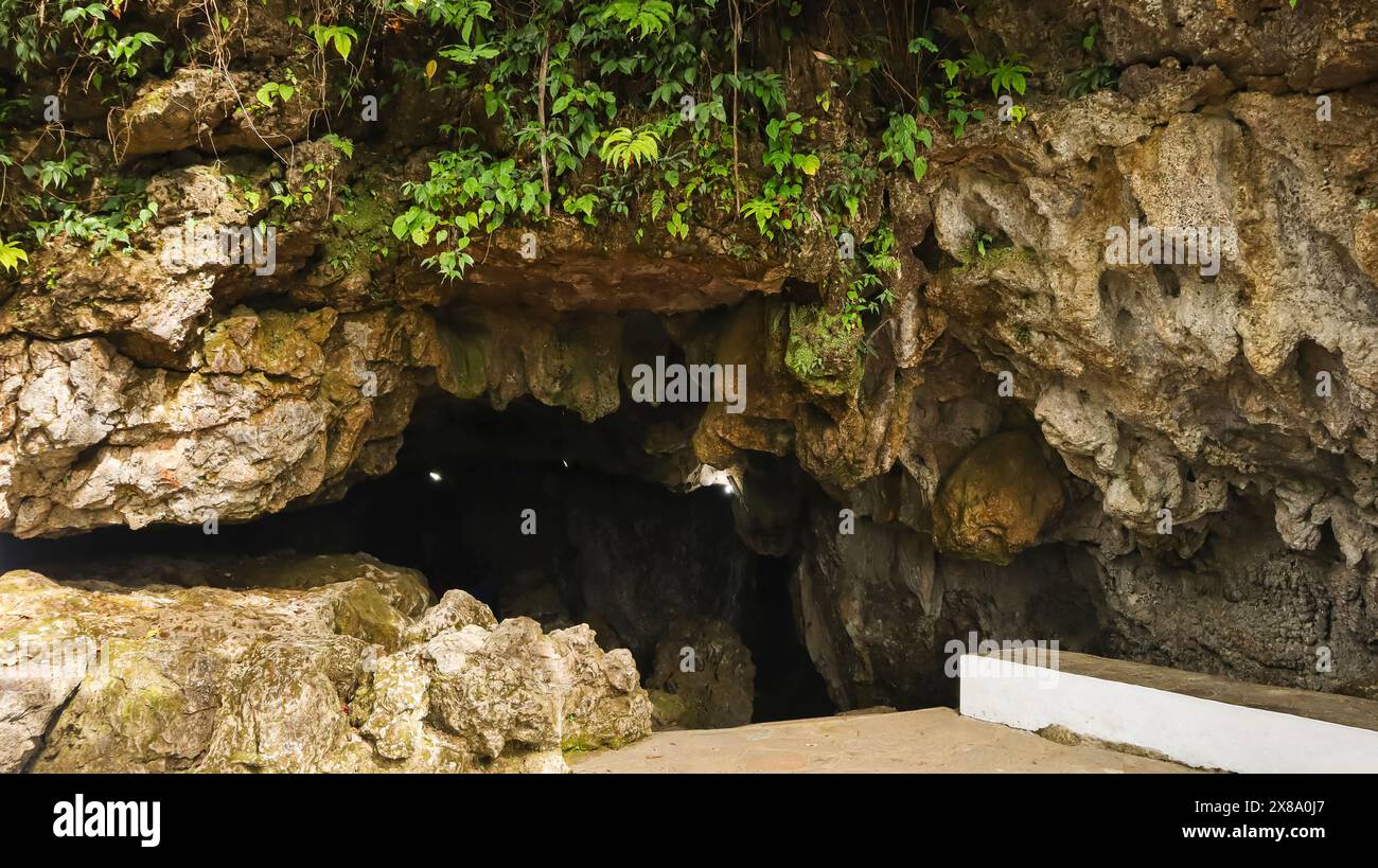 Entrance of Mawsmai Caves, Natural limestone rock Caves, Cherrapunji ...
